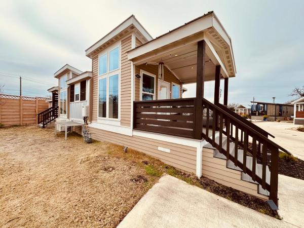 The Tiny Treasure With Pool And Hot Tub - Austin, TX