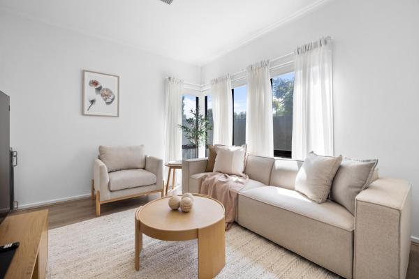 The Oak Grove - Stylish Retreat Between Beach & Cbd - Port Adelaide