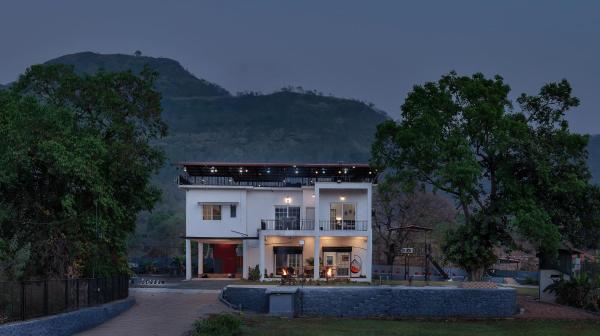 Saffronstays Deckhouse 47 - 3br Pet-friendly Industrial-style Pool Villa With Bonfire, Bbq, Rain Dance & Celebration Turf - Karjat