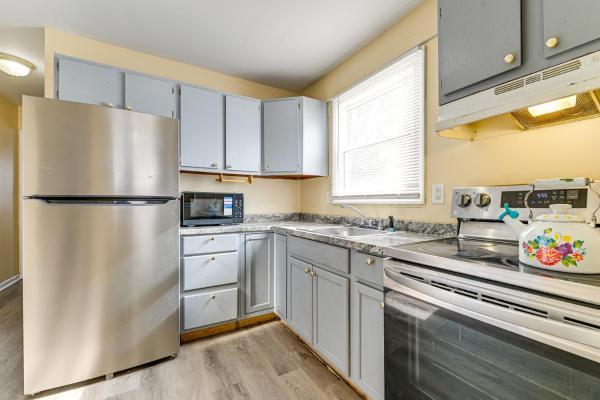 Near Hospitals Home With Yard In Albany! - Albany