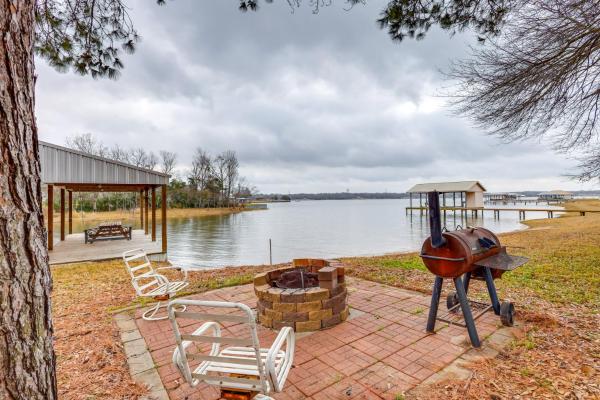 Dock, Decks And Views Lakefront Cottage - Lake Limestone, Thornton