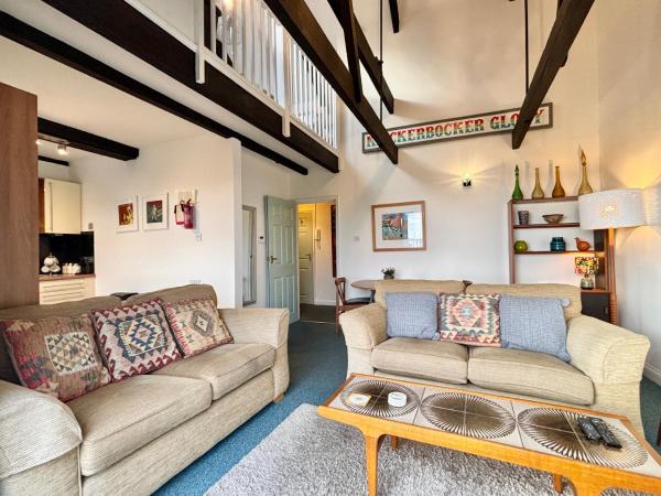 Harbourside Apartment With Seaviews And Parking - Penzance