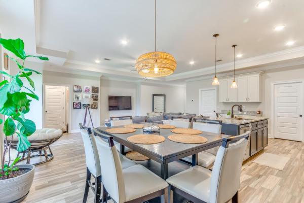 2 Mi To Beach Bright Navarre Home With Fire Pit! - Navarre, FL