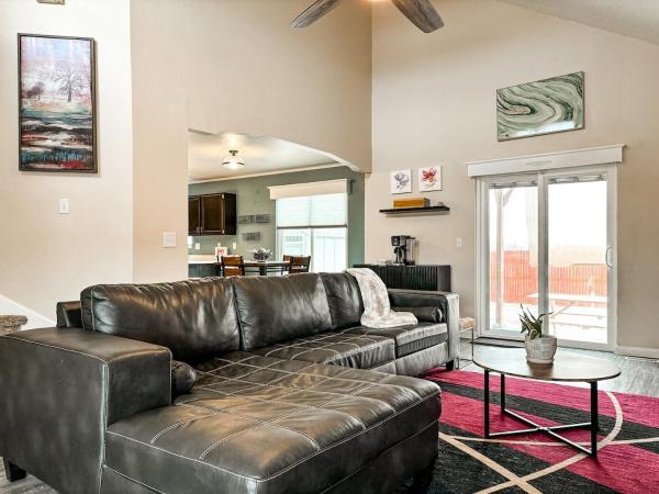 Family_friendly 3br 10 Min From Peterson Sfb - Colorado Springs, CO