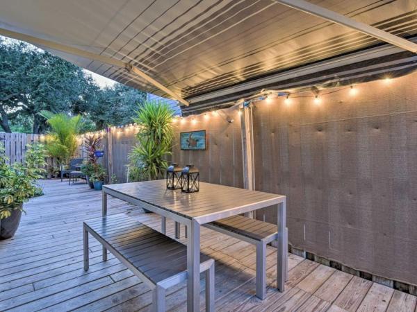 Dog Friendly Home By Flagler Avenue! Fenced Yard And Garage! Walk To The Beach! - New Smyrna Beach, FL