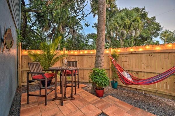 Bright Colorful Home With Private Fenced Yard Steps From Flagler Avenue! Stroll To The Beach! - New Smyrna Beach, FL