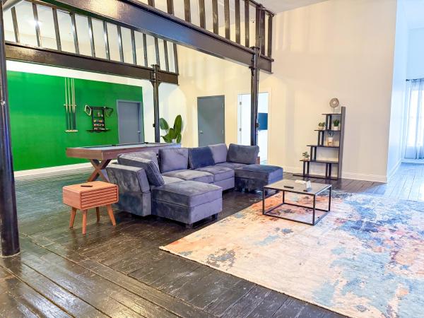 Luxury 5br South Loop Suite With Pool Table And Optional Parking Near Mccormick Place, Field Museum And Soldier Field - Chicago, IL