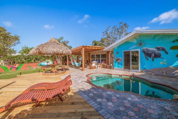 Magical Waterfront Cove With Pool, Dock, Boat Slip & Magic Garden - Clearwater Beach