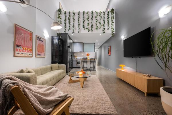 Luxury Melbourne City Loft With Outdoor Cinema - Victoria University: City Flinders Lane Campus