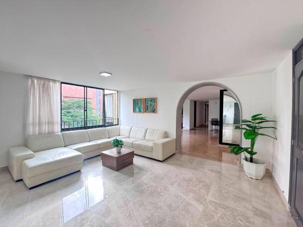 4br 232 M Apartment In El Poblado, El Tesoro - Medellín