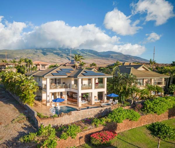 Breathtaking Oceanfront Lahaina Villa - Lahaina, HI