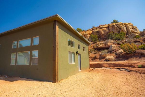 Nestled In The Cliffs Of Southern Utah - Fredonia, AZ