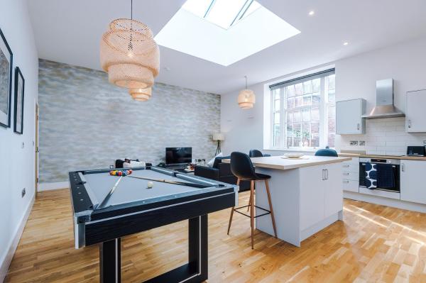 Chic Modern Retreat In Central York - Pool Table - York