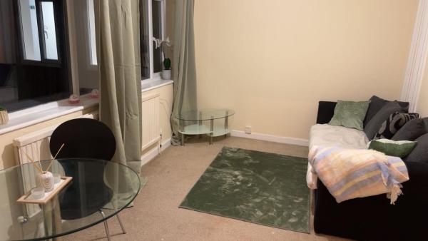 Modern Apt - City Views - Parking - Sleeps 3 - Oldham