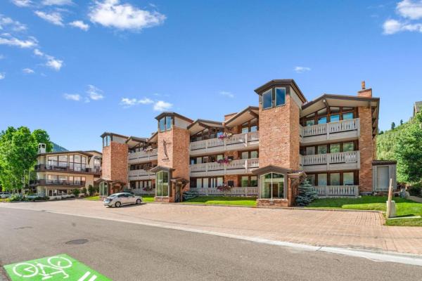 Perfect Location Between Vail, Loinshead - Vail, CO