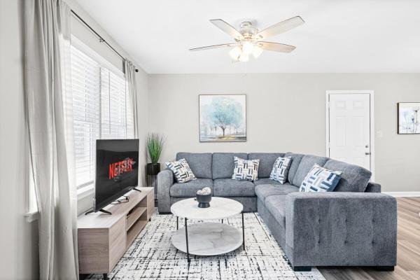 Sleek 3 Br Home With Self Check In Private! - Stockbridge, GA