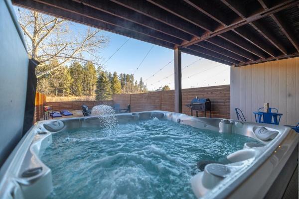 Hot Tub Hideout- Private & Downtown Access - Custer, SD