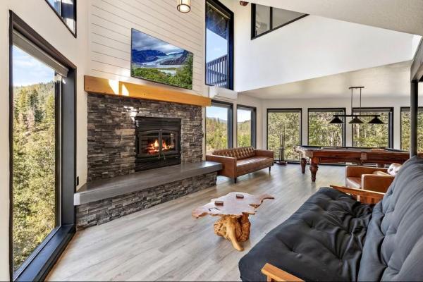 Riverfront Retreat With Pool, Hot Tub, Mountain Views - Oregon