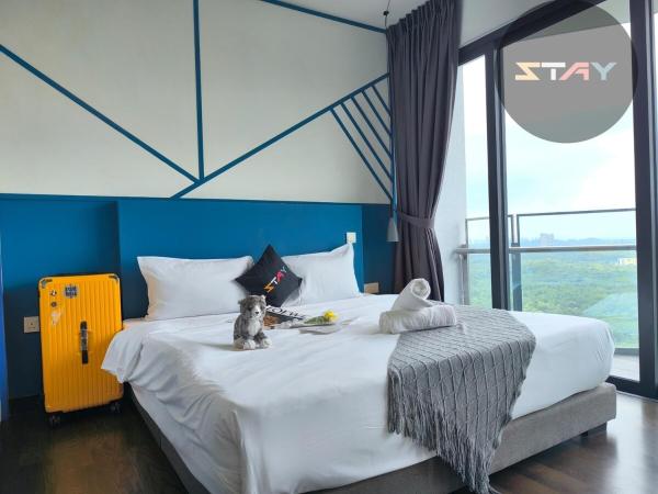 Almas Couple Stylish Urban Blue Netflix Bystay - Jurong East