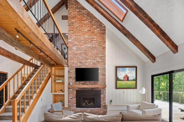 Best Location! Mountain Retreat On 7 Acres With Pond - Stowe, VT