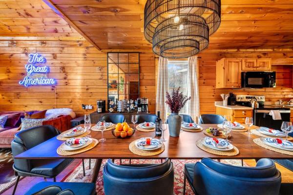 15 Min Dollywood, Game Room, Hot Tub, Shared Pool, Pets Welcome - Pigeon Forge, TN