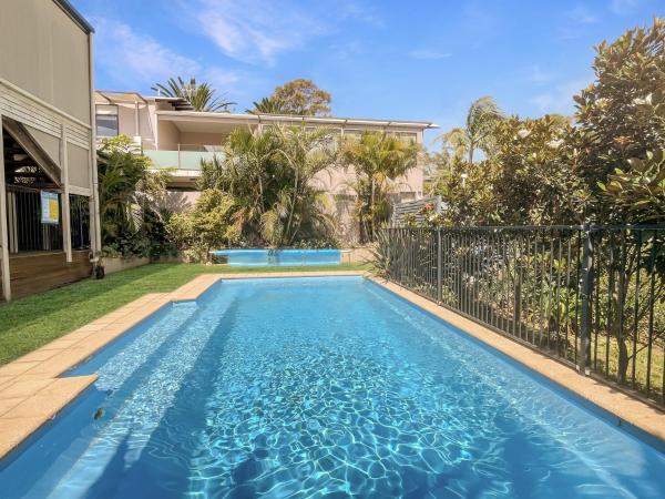 Coastal Upper-level Home With Shared Pool Access - Long Beach