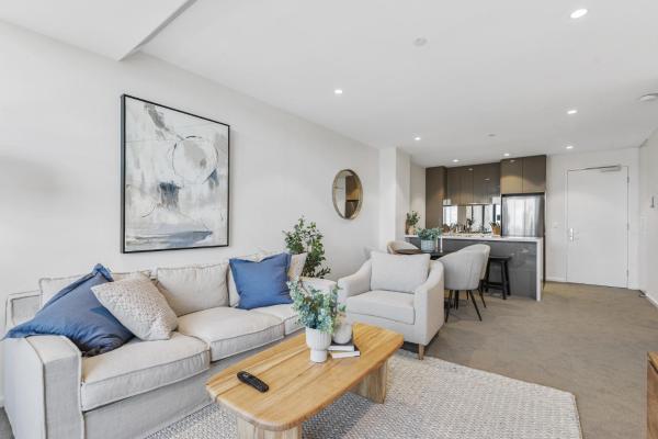 Elegant 2-bed Apartment With Balcony & City Views - Melbourne
