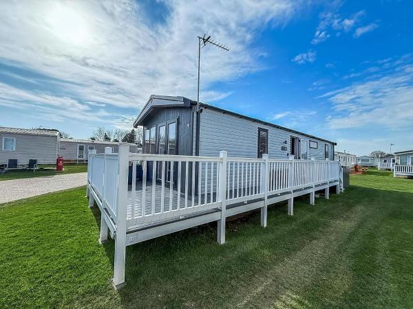 Gorgeous Caravan With Decking Wifi In Suffolk Ref 20141bs - Great Yarmouth