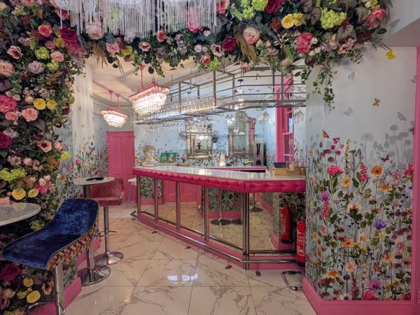 Vale House, Belvoir Castle - Twinlakes Park