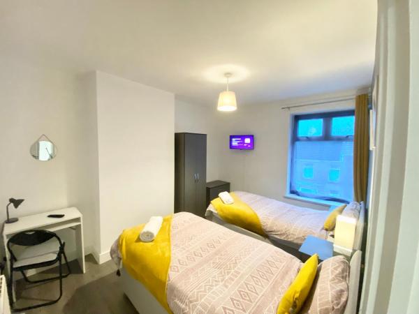 Emerald Living, 4 Bedrooms, Sleeps 7 In The Heart Of Swansea! - Swansea