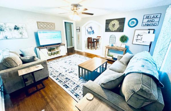 Relax & Unwind In 2br 1ba Home In Quiet Neighborhood - Nederland, TX