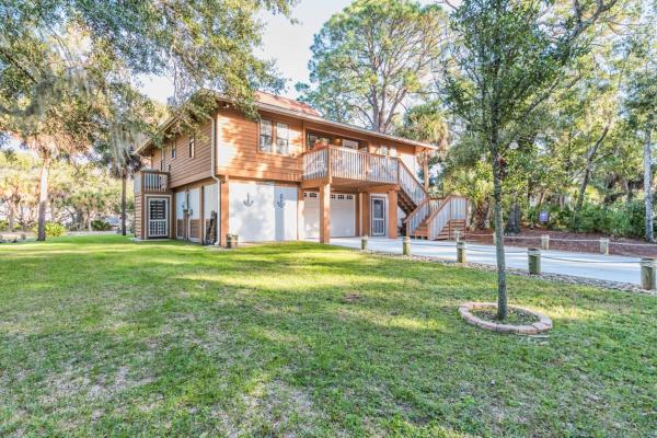 Cheery Home With Fire-pit, Screened-in Porch - Pets Allowed - Harbor Island, SC