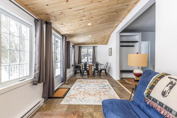 Cozy Lakeside Cottage - Val-des-Monts
