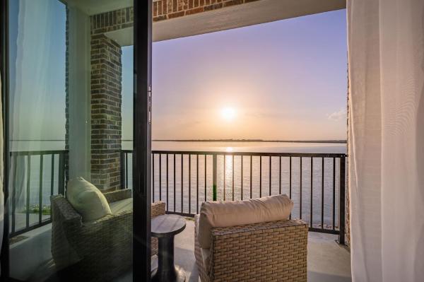 Luxury Lake House Retreat In Rowlett - 森尼韋爾