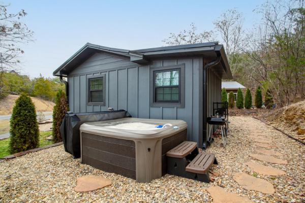 Whiskey Stone Hot Tub Fireplace Grill Arcade - Douglas Lake, TN