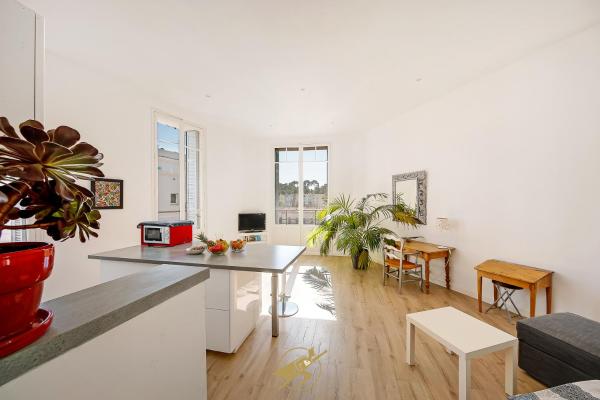 Grand T2 Hausmannien Face à La Gare Hyères - Thd Fibre - Park Proche - Clim - Plage de l'Almanarre