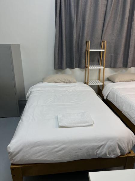 7 Beds Including 2 Double Beds, 3 Single Beds, 2 Sofa Beds Serviced Studio, Suite 8 - Auckland