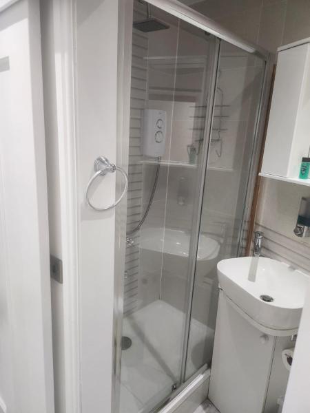 Blue Moon Ensuite - Wolverhampton
