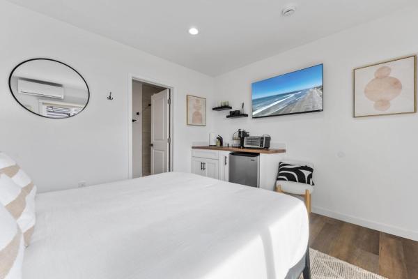 South O Bungalow 6 - Deluxe Queen Studio + Patio - Bonsall, CA