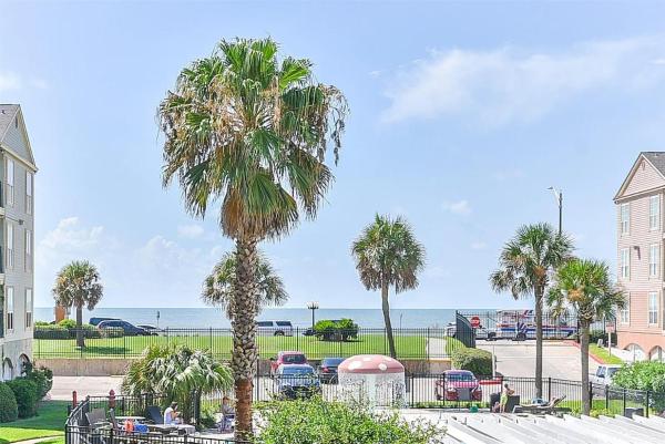 Ocean & Pool Views On Seawall - Shoreline Stays 08 - Galveston Island, TX