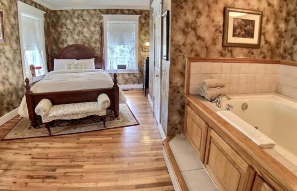 Brownstone Spring Suite - Double Spa Tub Parking - Arkansas