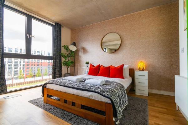 Beautiful Canal Facing Apartment - Stockport