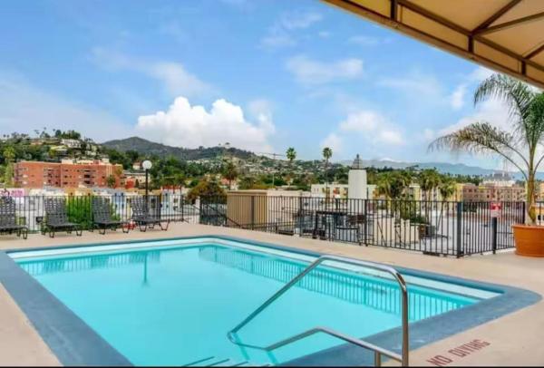 Snazzy 1bed With Rooftop Pool And Hollywood Sign View - Fashion District - Los Angeles