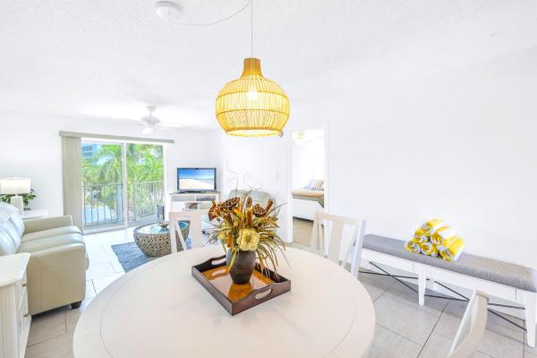 New Listing! Bayside Unit, Balcony, Private Beach! - Sarasota, FL