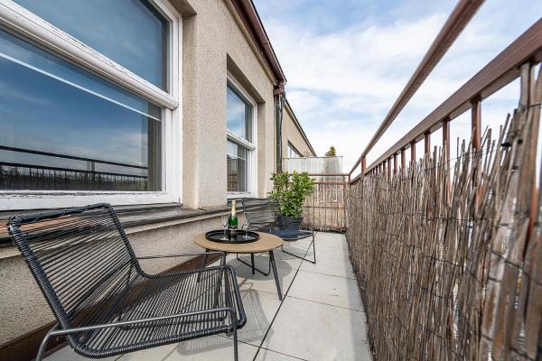Top Floor Industrial Apartment With A River View - プラハ