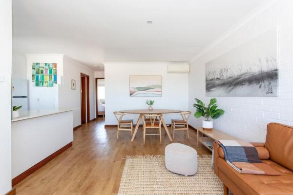 Modern Fremantle- Two Bedroom Apartment - Coogee