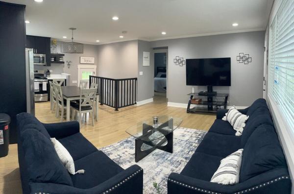 Freshly Remodeled Cozy 3 Bedroom Home - Des Plaines, IL