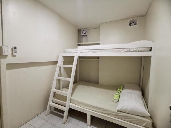 Resort's Side Hostel Near Shangrila - Philippines