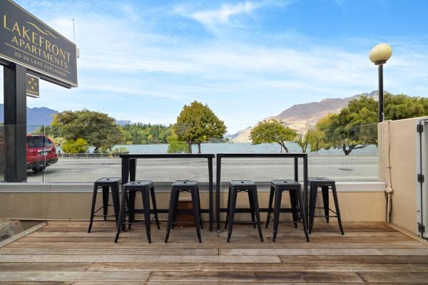 Spectacular Lakefront Apartment - Arrowtown