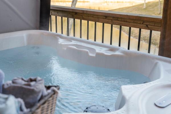 Cozy New Cabin W Free Local Attraction Tickets-private Hot Tub- Community Indoor Pool - Branson, MO